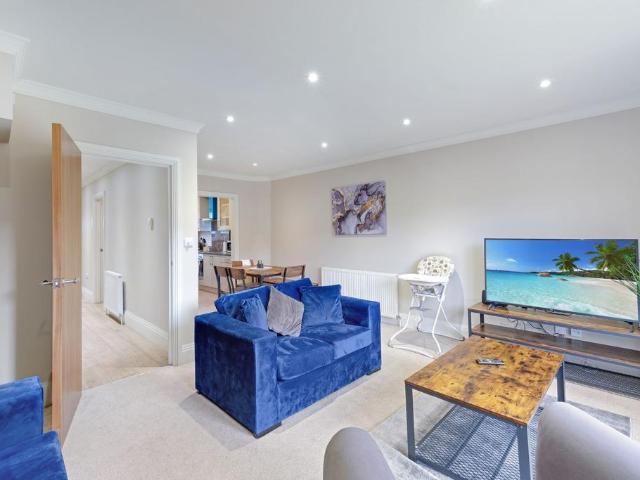 SL Reet Gdns 34 4 bed semi detached house to rent £4,500 pcm £1,038 pw