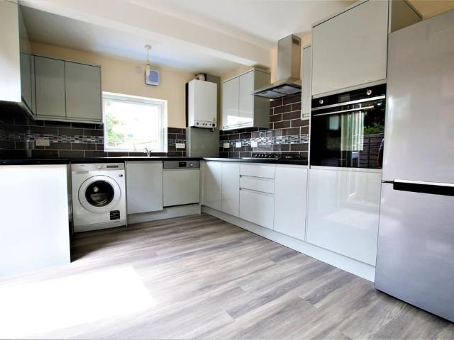 Slough 3 bed semi detached house to rent £2,300 pcm £531 pw