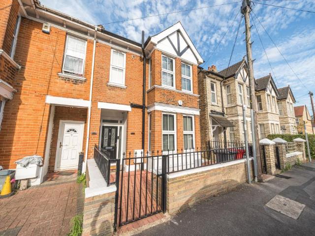 Slough, Berkshire, SL1 6 bed semi detached house to rent £3,250 pcm £750 pw