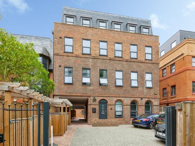Slough, Berkshire, SL1 2 bed terraced house to rent £1,850 pcm £427 pw