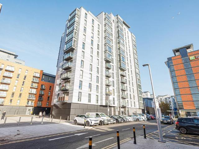 Slough, Berkshire, SL2 2 bed flat to rent £1,650 pcm £381 pw