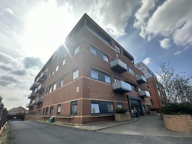 Slough, Berkshire, 2 Bedroom Flat