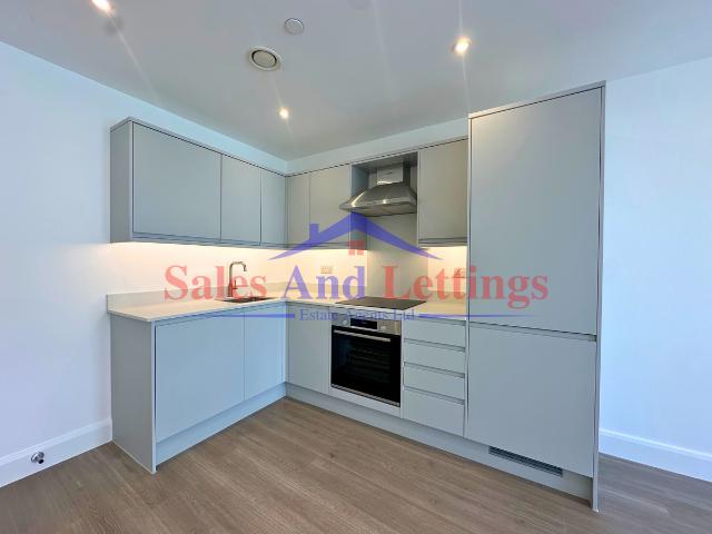 Slough SL1, 1 bed flat to rent, £1,300 pcm | PrimeLocation