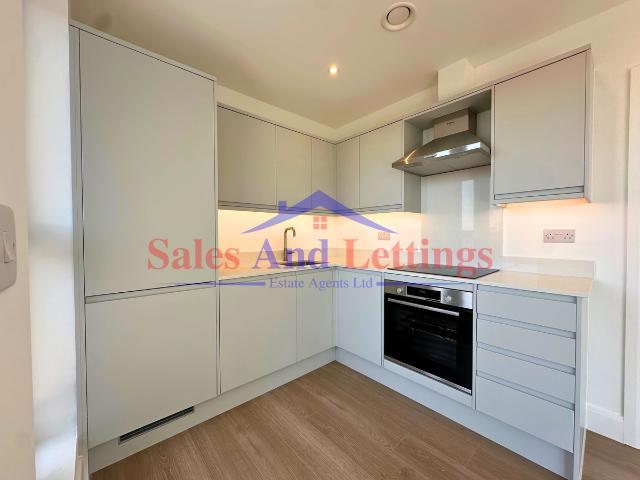 Slough SL1, 1 bed flat to rent, £1,300 pcm | PrimeLocation