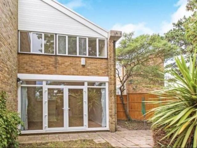 SLOUGH, SUSSEX CLOSE 3 bed house to rent £1,995 pcm £460 pw