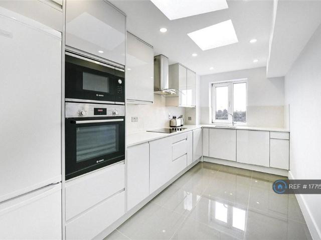 Sloane Avenue, London, SW3 2 bed penthouse to rent £4,495 pcm £1,037 pw