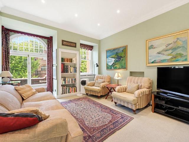 Sloane Gardens, London, SW1W 3 bed maisonette to rent £5,000 pcm £1,154 pw