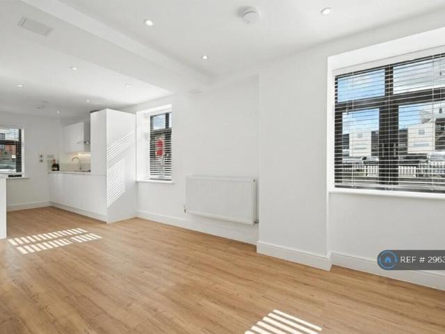 Sloane House, Aylesbury, HP20 2 bed flat to rent £1,295 pcm £299 pw