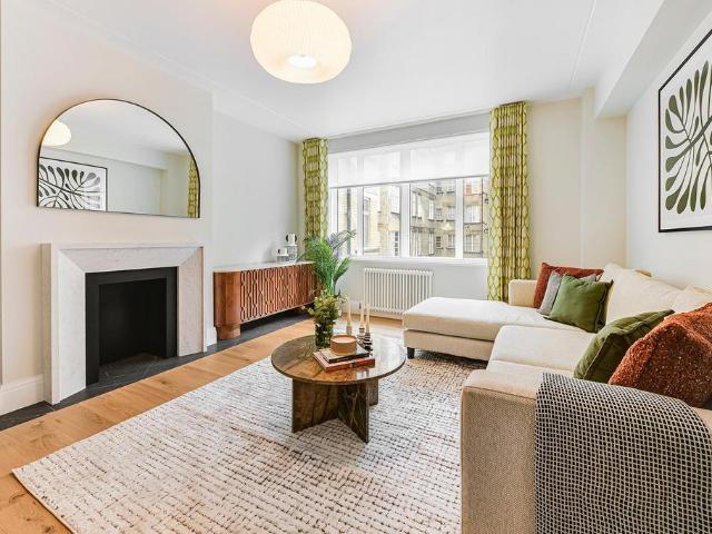 Sloane Street, Knightsbridge, London. 2 bed flat to rent £9,100 pcm £2,100 pw