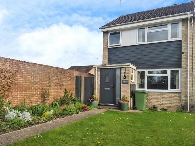 Slattenham Close, Aylesbury HP19 3 bed semi detached house to rent £1,625 pcm £375 pw