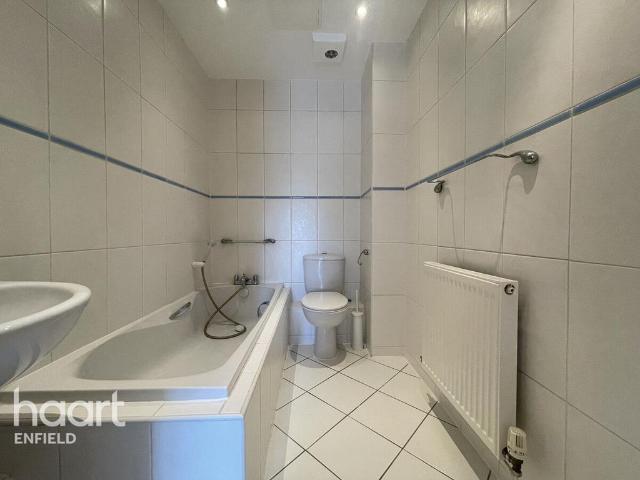 Slades Hill, ENFIELD 2 bed apartment to rent £2,100 pcm £485 pw