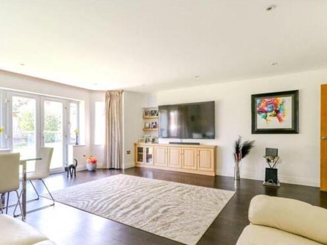 Slades Hill, Enfield, 2 Bedroom Apartment