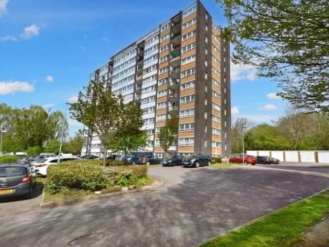 Slewins Close, Hornchurch, RM11 2 bed flat to rent £1,650 pcm £381 pw