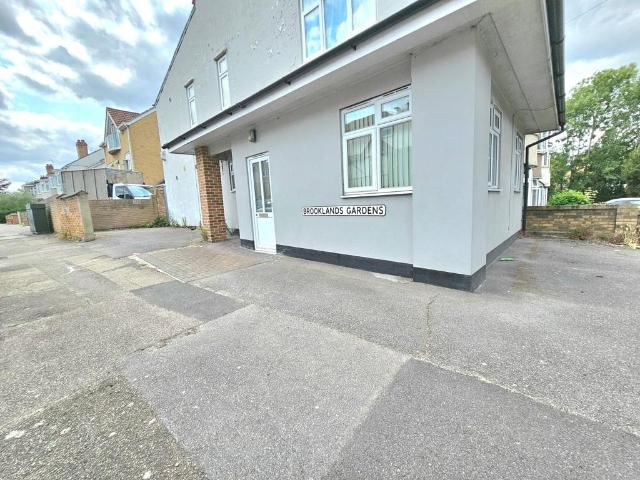 Slewins Lane, Hornchurch, RM11 2 bed maisonette to rent £1,600 pcm £369 pw
