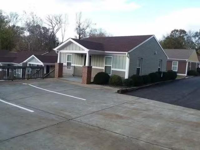 Sleek Remodeled 2BR 1 Story Condo 1 Mile From Moore Square 13.