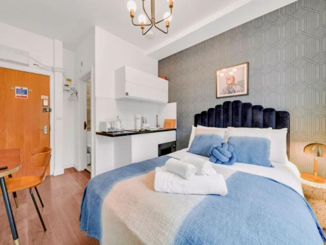 Sleek Studio Nest: Comfort in City Center