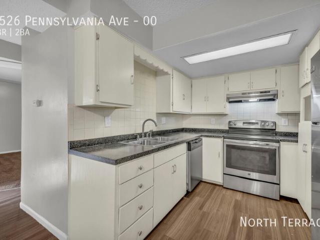 Sleek & Stylish 2 Bed Just Steps from the Plaza!