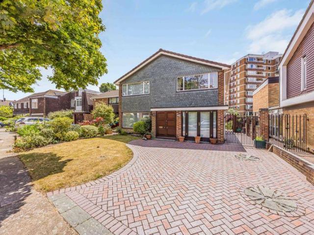 Slingsby Close, Southsea 4 bed detached house to rent £2,700 pcm £623 pw