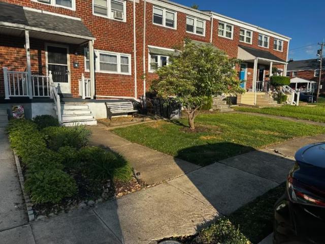 Small Bedroom for Rent in Shared Townhouse