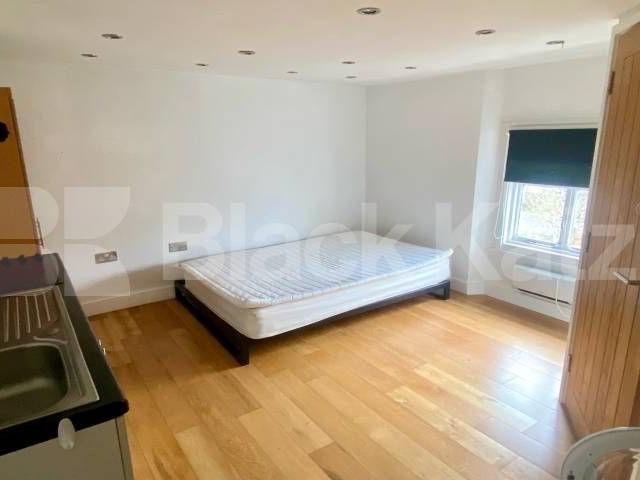 Small but perfectly formed, self contained top floor studio