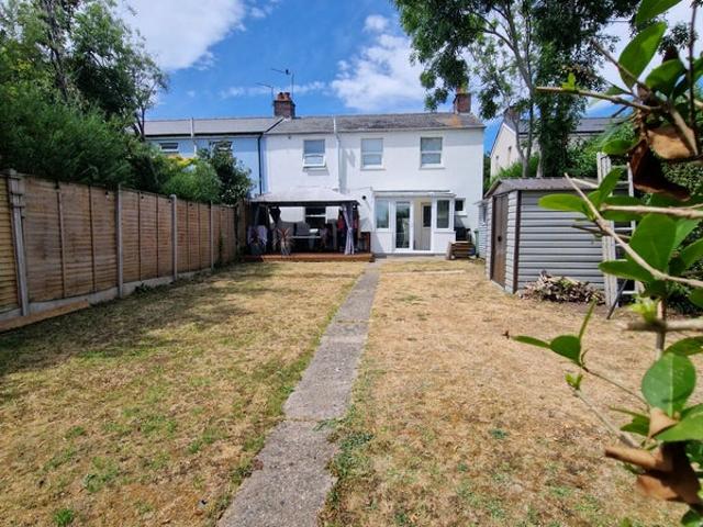 Small double bedroom in 3 bed house with garden