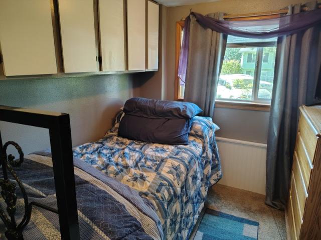 Small furnished room in Lynnwood