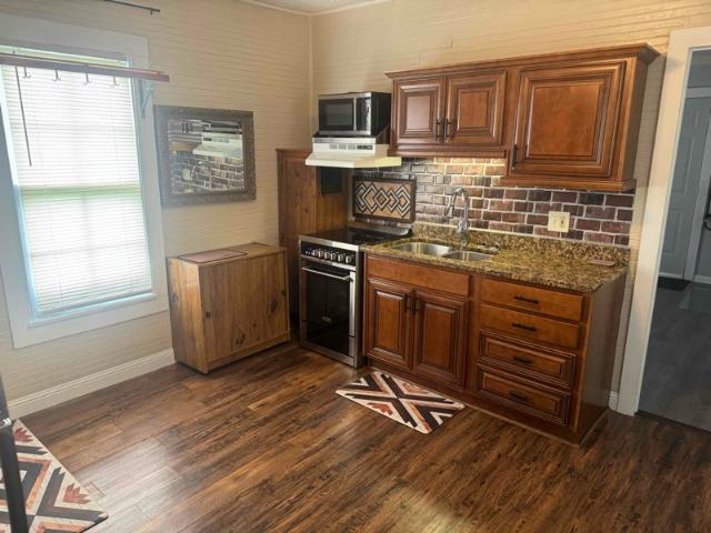 Small House With A Modern Touch! Move In Ready!