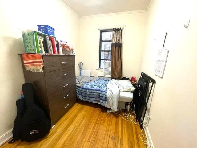 Small Pretty Room 5 mins from Subway Woodside !