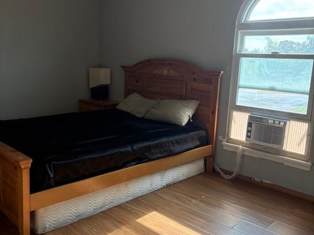 Small room for rent looking for someone asap