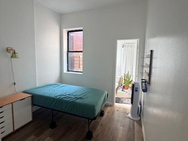 Small Room with Private En Suite Bathroom in Harle
