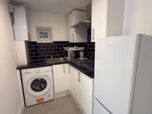 Small size studio flat with seperate kitchen £1200 inclusive bills