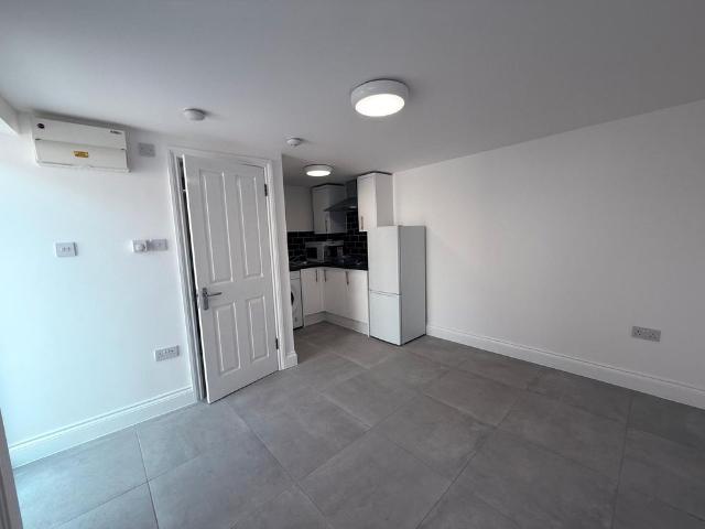 Small size studio flat with seperate kitchen £1300 inclusive bills