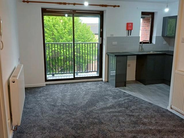 Small studio flat with balcony & parking