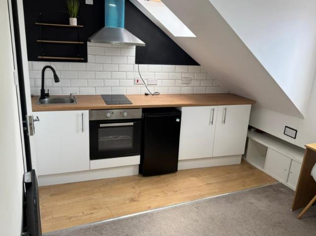 Small Studio Flats to let in Selly Oak 1st July