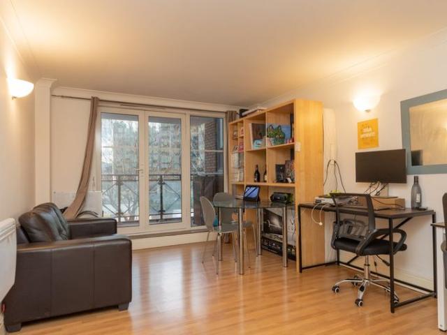 Smart two bed flat in a superb Fitzrovia location that benefits from a large balcony