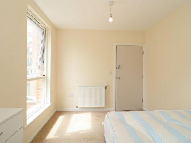 Smart double bedroom close to Gunnersbury Park Has a Room