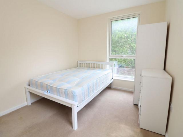 Smart double bedroom close to Gunnersbury Park Has a Room