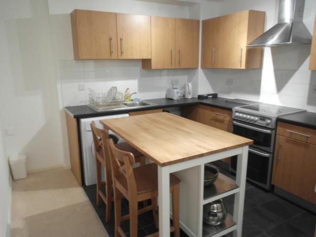 Smart double bedroom close to South Quay DLR station Has a Room