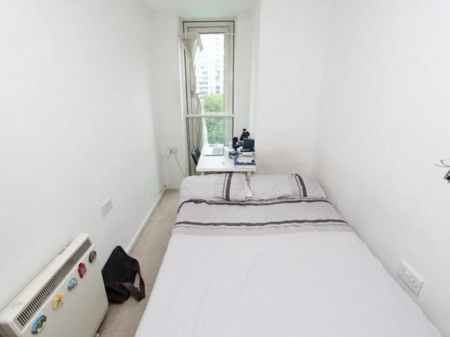 Smart double bedroom close to South Quay DLR station Has a Room