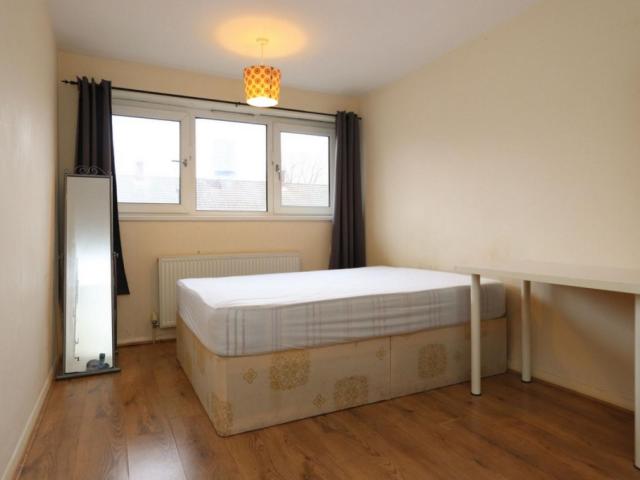 Smart double bedroom close to Stratford Shopping Centre Has a Room