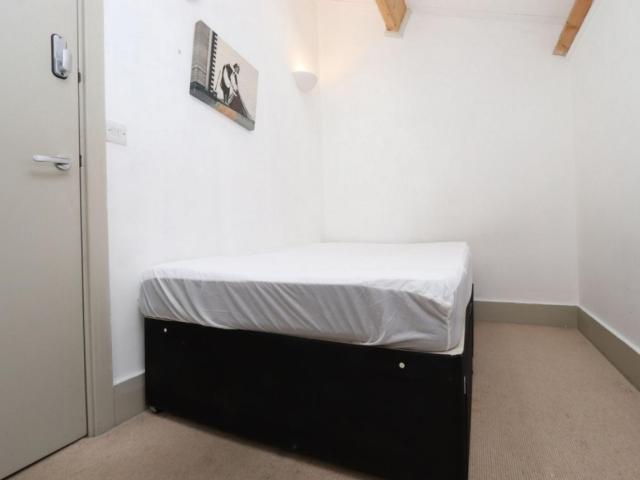 Smart double bedroom in the heart of Woolwich Has a Room