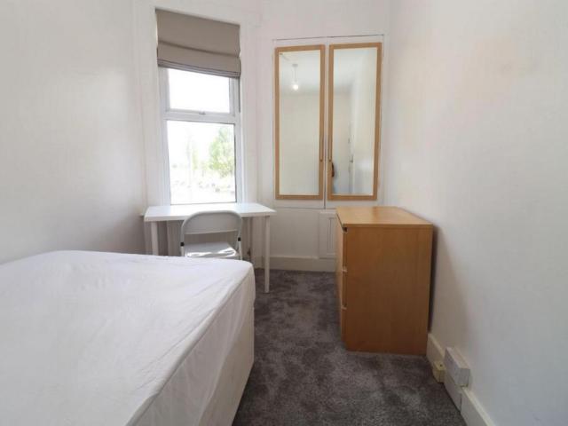 Smart double bedroom near Roundwood Park Has a Room