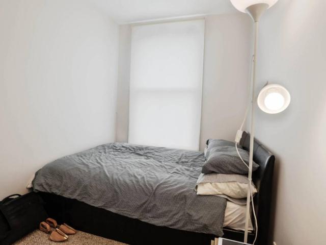 Smart double bedroom next to Victoria Park Has a Room