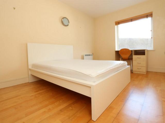 Smart double bedroom not far from the King's College London Guy's Campus Has a Room