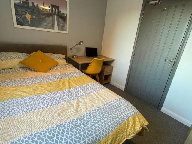 Smart, quiet room close to Town Centre