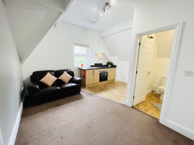 Smart Spacious 2nd floor flat 80SRF9