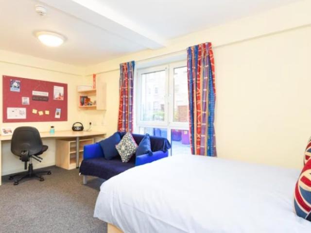 Smart studio close to Liverpool Lime Street train station Has an Apartment