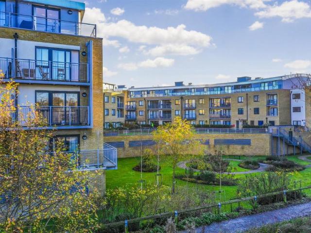 Smeaton Court, Hertford SG13 2 bed apartment to rent £1,800 pcm £415 pw