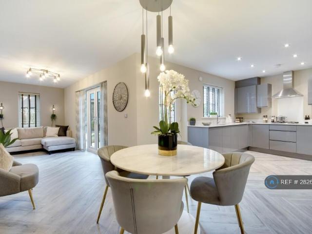 Smith Crescent, Cm1 6Lf, CM1 5 bed semi detached house to rent £3,270 pcm £755 pw