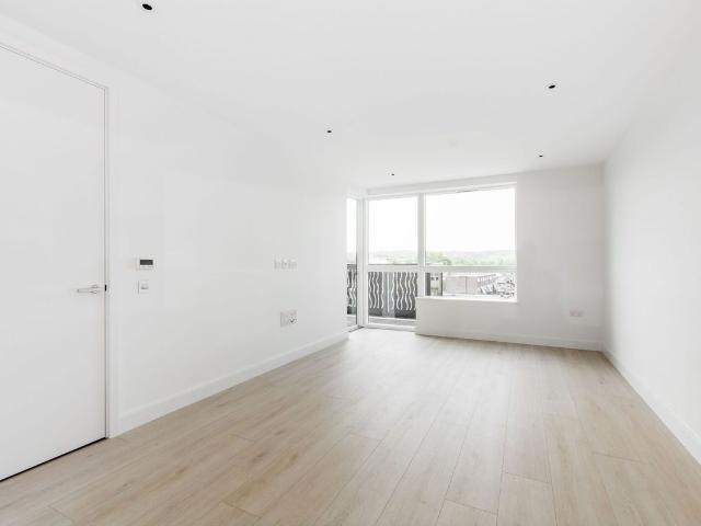 Smithfield Square, Harringay, London N8, 2 bed flat to rent, £2,701 pcm | PrimeLocation
